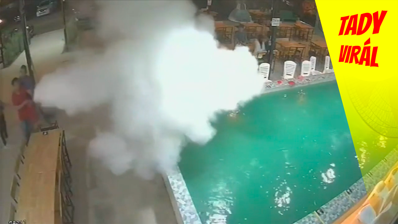 Opilec najel autem do restaurace a začal po obsluze stříkat hasičákem ...