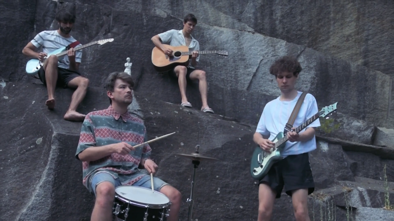 Indie-rocková kapela almost.artist a klip Ease Down | Stream